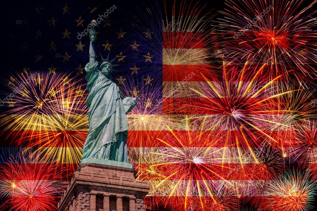 Estatua de la Libertad sobre los Fuegos Artificiales Multicolor Celebre con el fondo de la ...