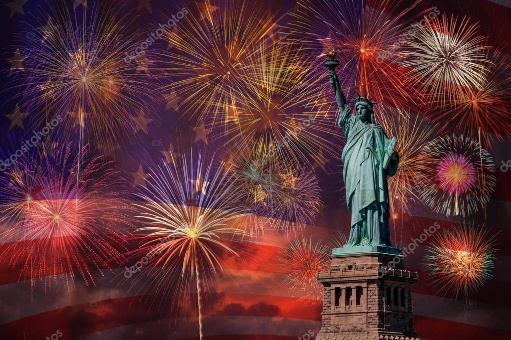 Estatua de la Libertad sobre los Fuegos Artificiales Multicolor Celebre ...