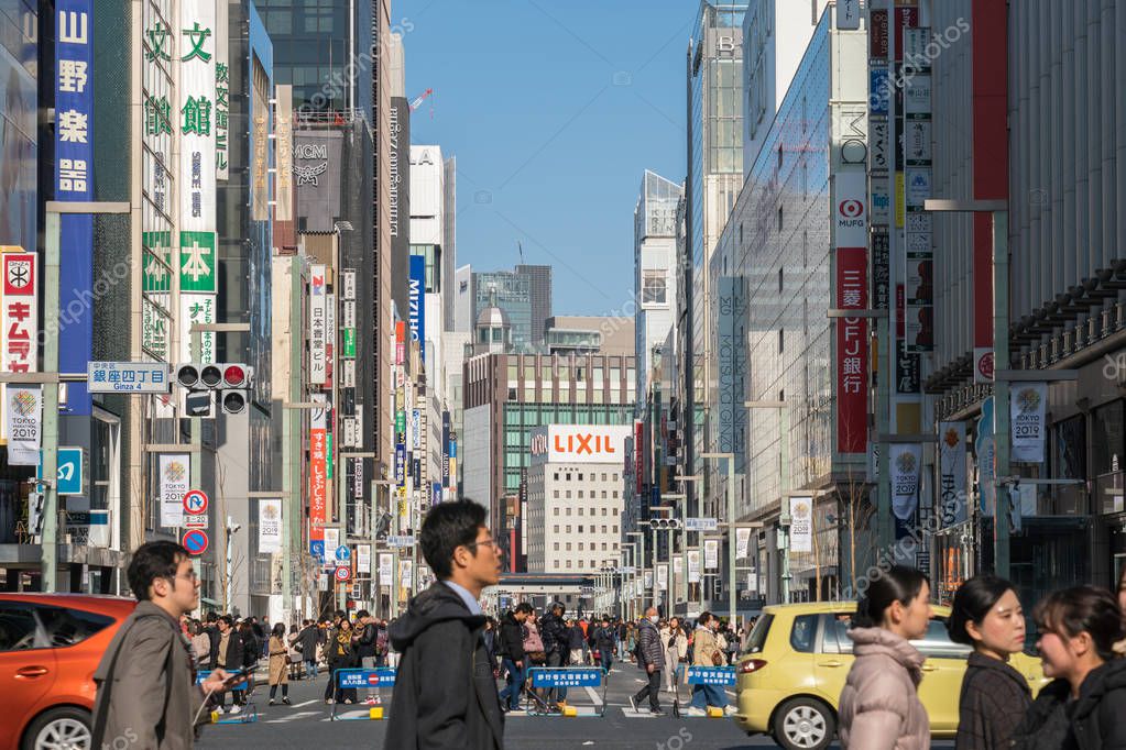TOKIO, JAPÓN - FEB 2019: Turistas japoneses y extranjeros indefinidos están caminando a través ...