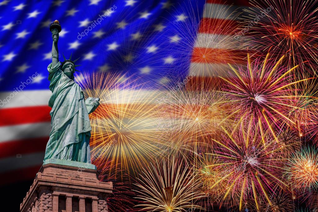 Estatua de la Libertad sobre los Fuegos Artificiales Multicolor Celebre con el fondo de la ...
