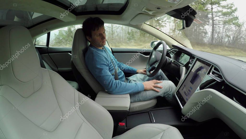 TESLA AUTONOMOUS CAR, MARZO 2017: Conductor masculino que duerme detrás ...