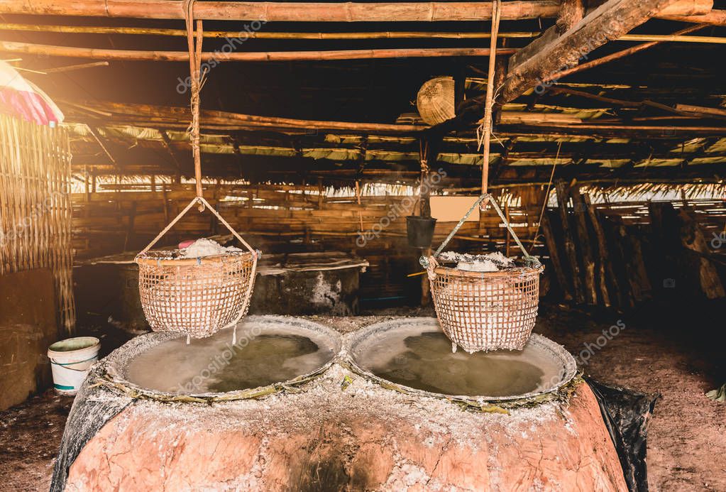 Antigua sal hirviendo, sal de roca tradicional en el distrito de Boklua ...