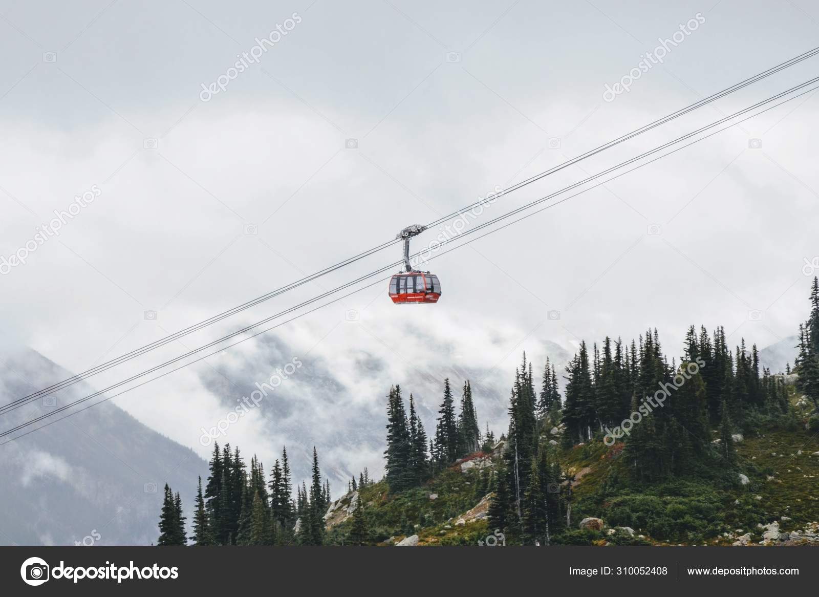 Vue horizontale d'un téléphérique rouge montant la montagne avec des ...