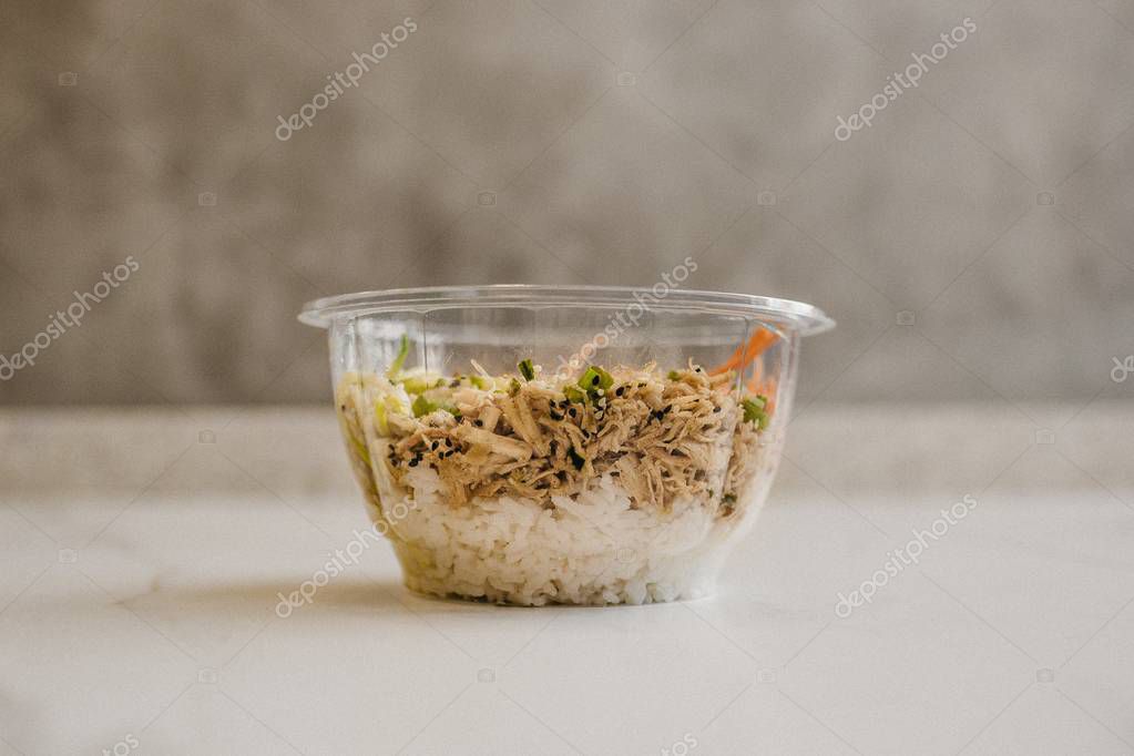 Primer plano de un recipiente de plástico transparente con comida en el ...