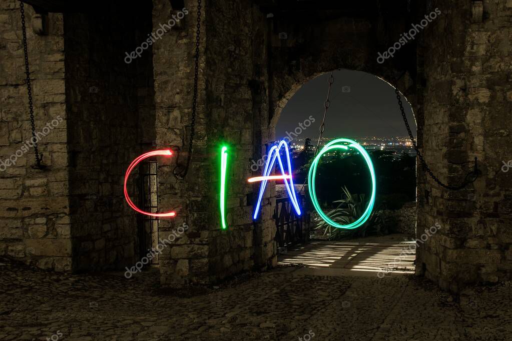 Imagen horizontal de la ilustración 'CIAO' realizada con lana de acero ...