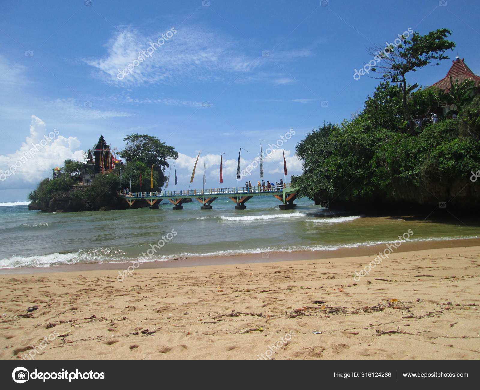 Beautiful beach and two small islands connected by a bridge — Stock ...