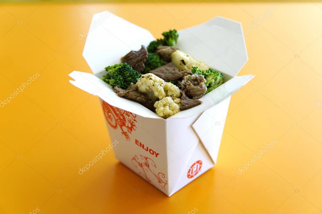 Un chupito de un delicioso golpe con carne y verduras en un recipiente ...