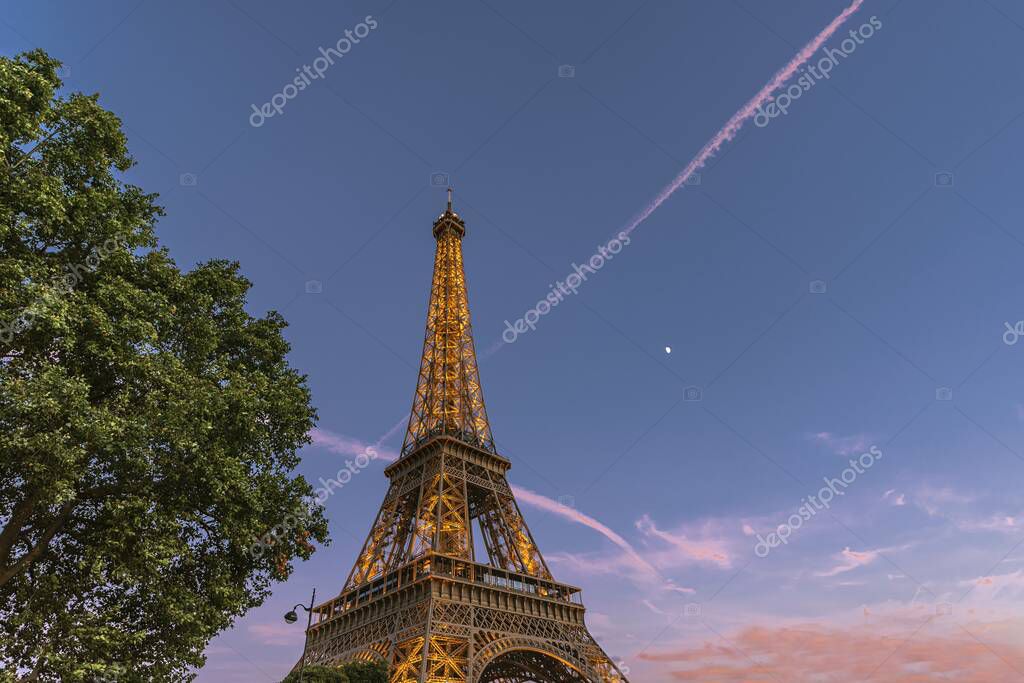 Un bello rodaje de la Torre Eiffel, París bajo el cielo azul. 2024