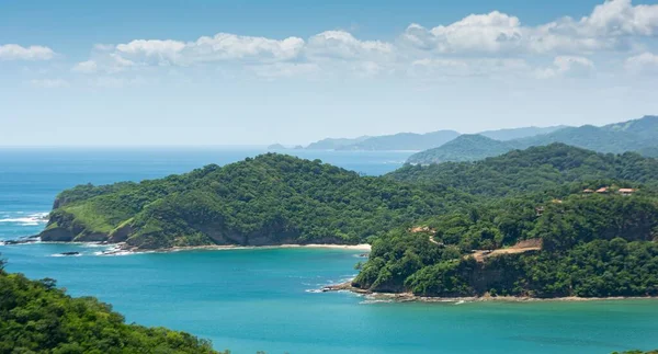 Una hermosa imagen de una laguna azul de Cristo de la Misericordia en ...