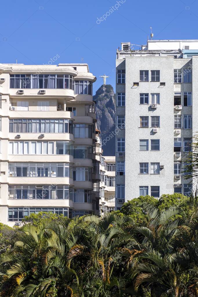 Edificios residenciales en Botafogo con montaña Corcovado y estatua de ...