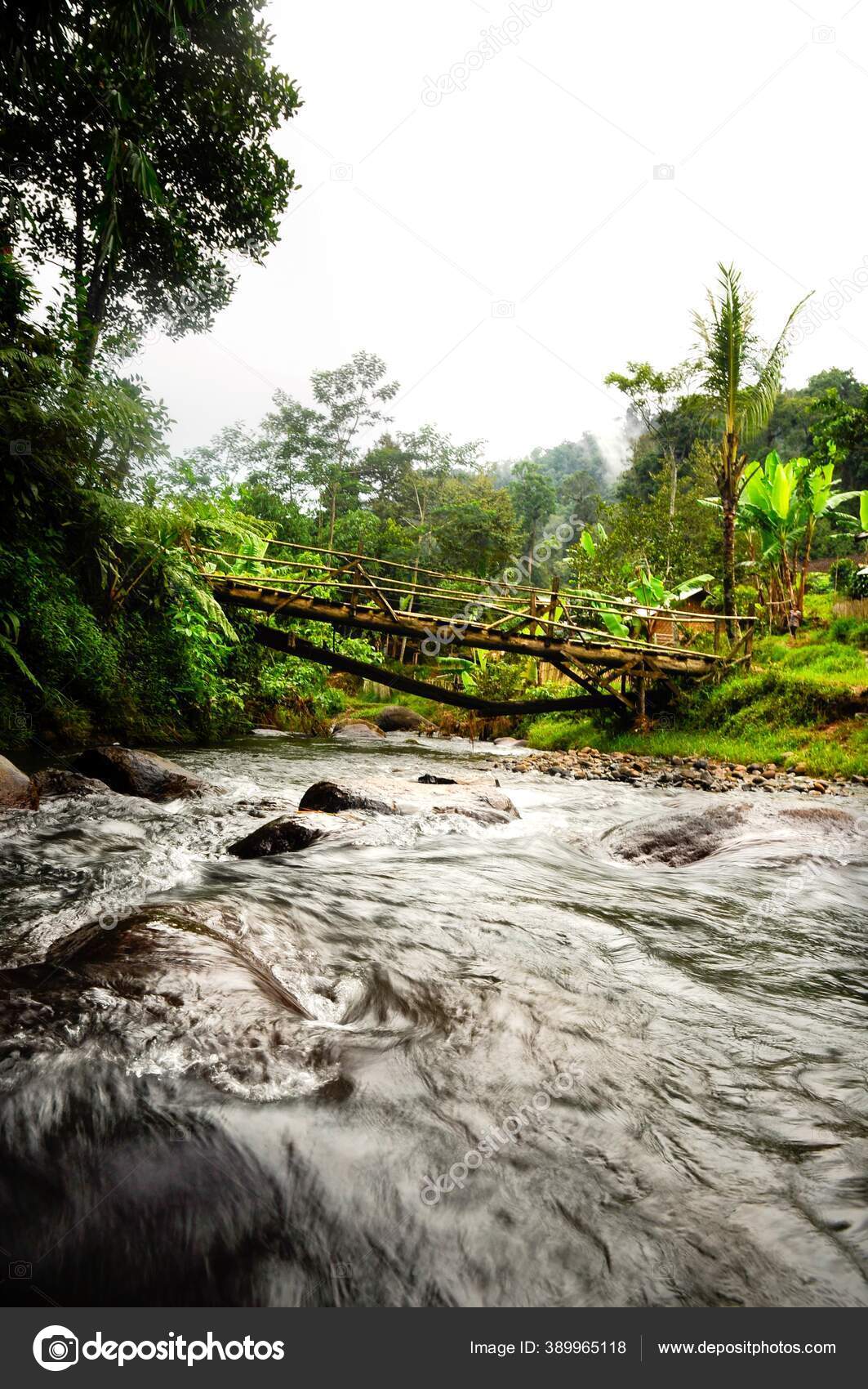 Hermoso Paisaje Río Que Fluye Través Pueblo Cerca Del Monte — Foto de ...