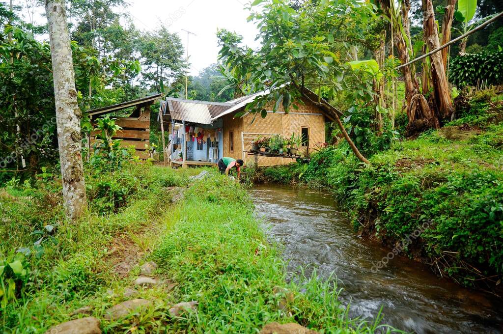 Pequeño pueblo rural de montaña con río y casas rurales típicas ...