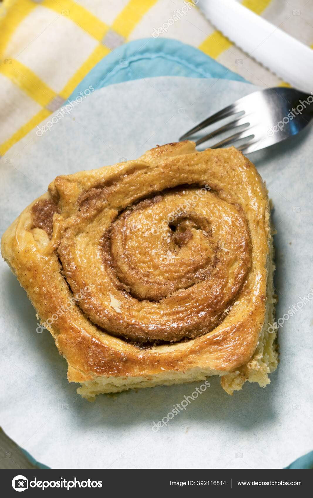 Overhead Shot Cinnamon Roll Parchment Paper Table — Stock Photo ...