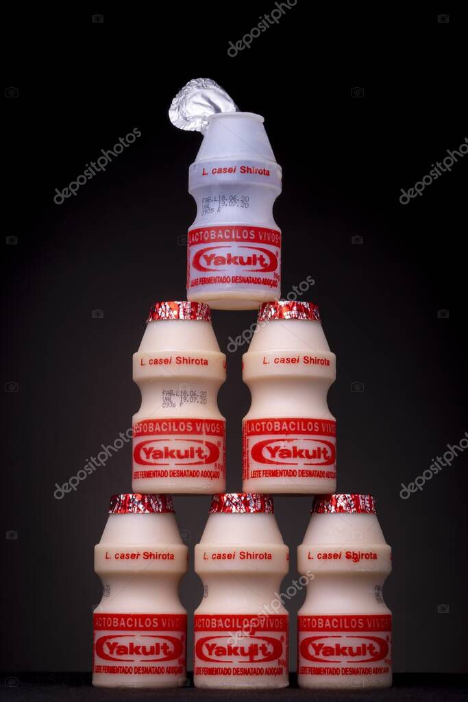 RIO DE JANEIRO, BRASIL - 01 / 07 / 2020: Una pila de pequeñas botellas ...