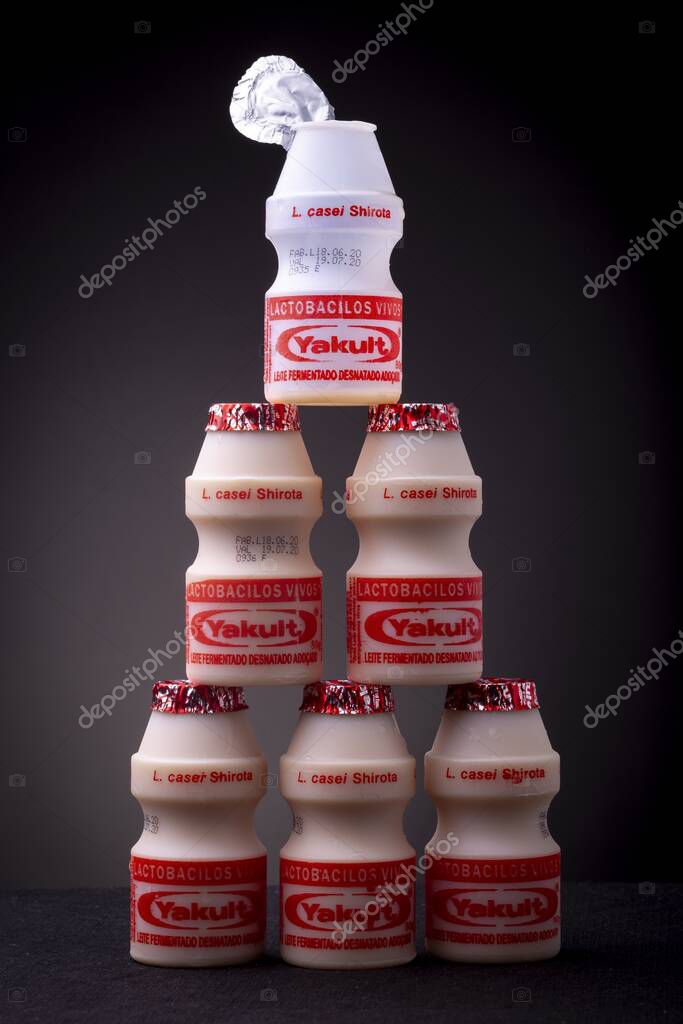 RIO DE JANEIRO, BRASIL - 01 / 07 / 2020: Montón de pequeñas botellas de ...