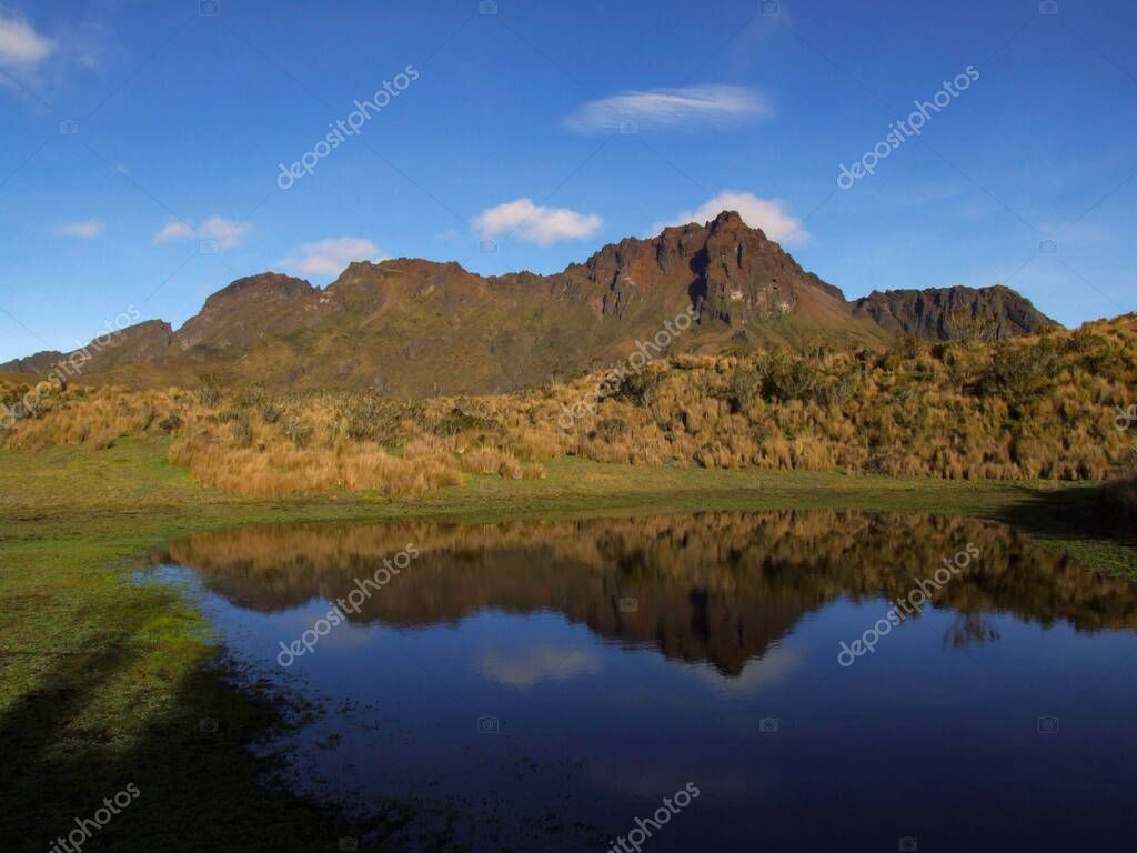 volcán extinto Ruminahui con sus tres picos sur, centro y norte, en el ...