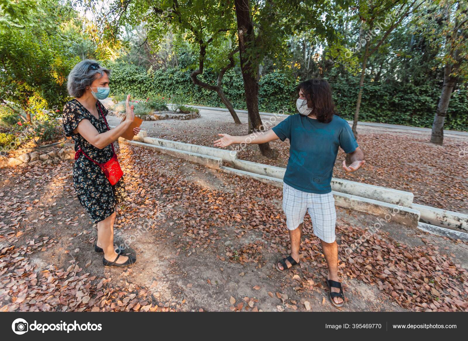 Dua Teman Memakai Topeng Dan Menjaga Jarak Sosial Taman Kota — Foto ...