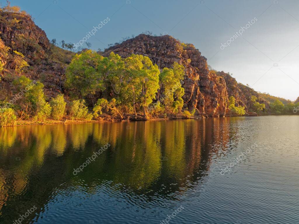 Katherine Gorge en un viaje en barco por la mañana temprano en el río ...