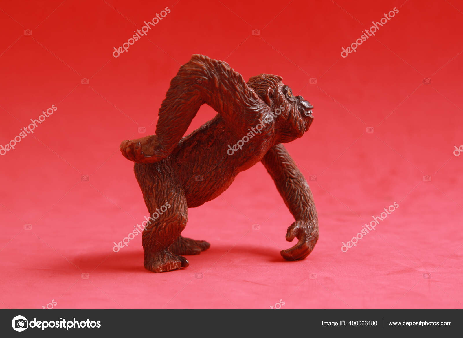 Juguete Mono Goma Aislado Sobre Fondo Rojo — Foto de stock #400066180 ...