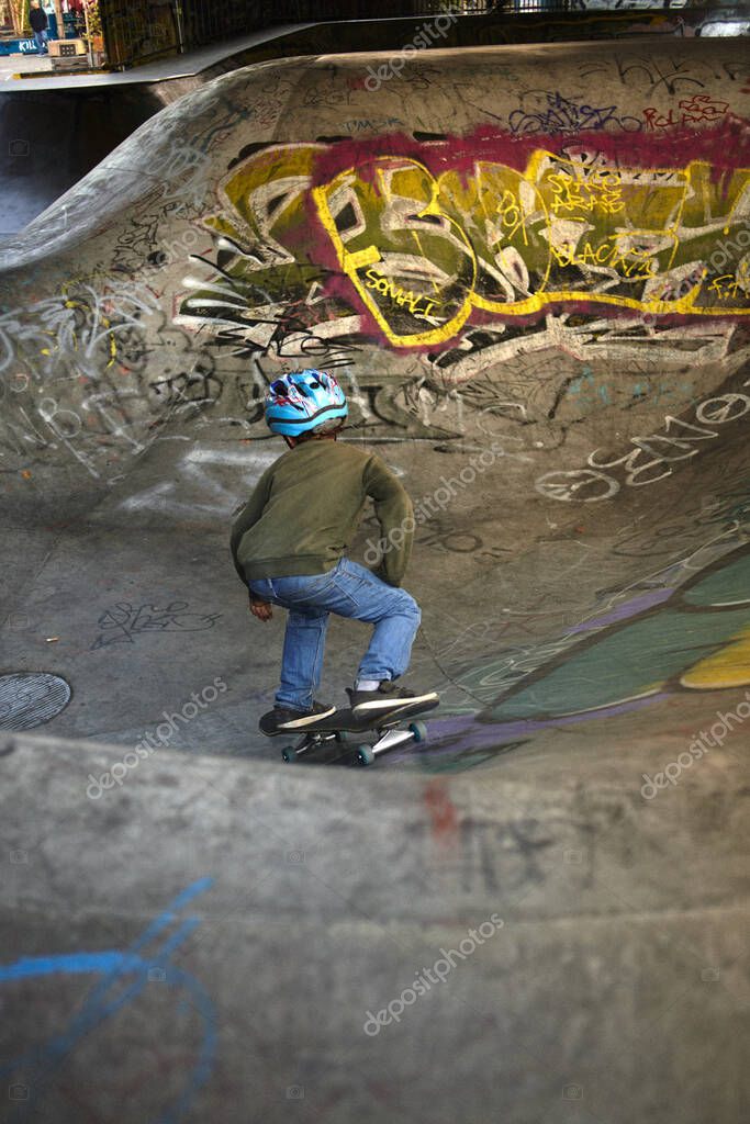 BERN, SUIZA - 17 de octubre de 2019: La Reitschule de Berna es un punto ...