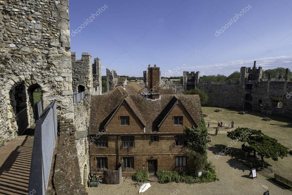 FRAMLINGHAM, REINO UNIDO - 03 / 08 / 2020: Patio del castillo de ...