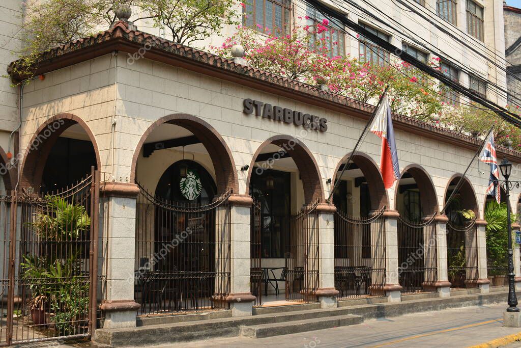 MANILA, PH - 7 de abril - Fachada de café Starbucks en Intramuros el 7 ...