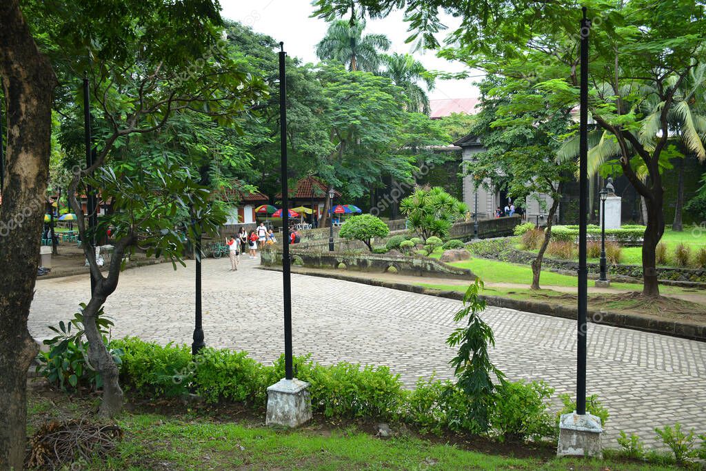 MANILA, PH - OCT. 5 - Parque al aire libre Puerta del Parian en la ...