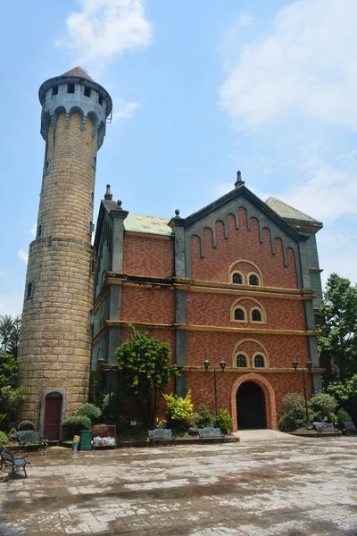 BATANGAS, PH - 4 de mayo - Fantasy world theme park castle facade el 4 ...