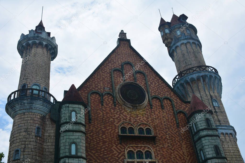 BATANGAS, PH - 4 de mayo - Fantasy world theme park castle facade el 4 ...
