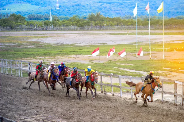 Sumbawa Indonesia, 17 de junio de 2020: Main jaran es una carrera de ...