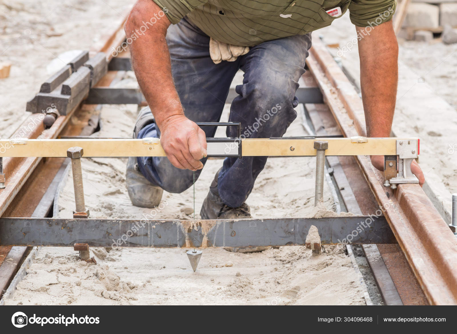 Heavy work for a construction worker on the site. — Stock Photo ...