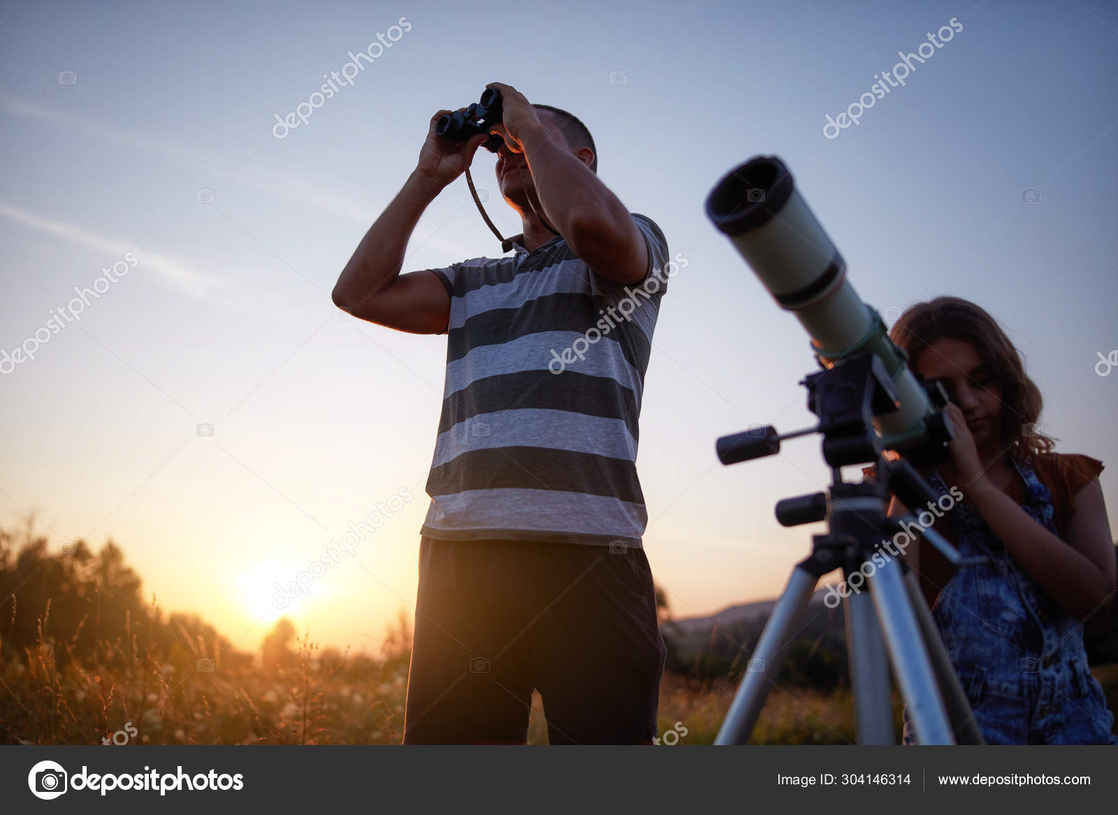 Father and daughter observing the sky with a telescope. — Stock Photo ...