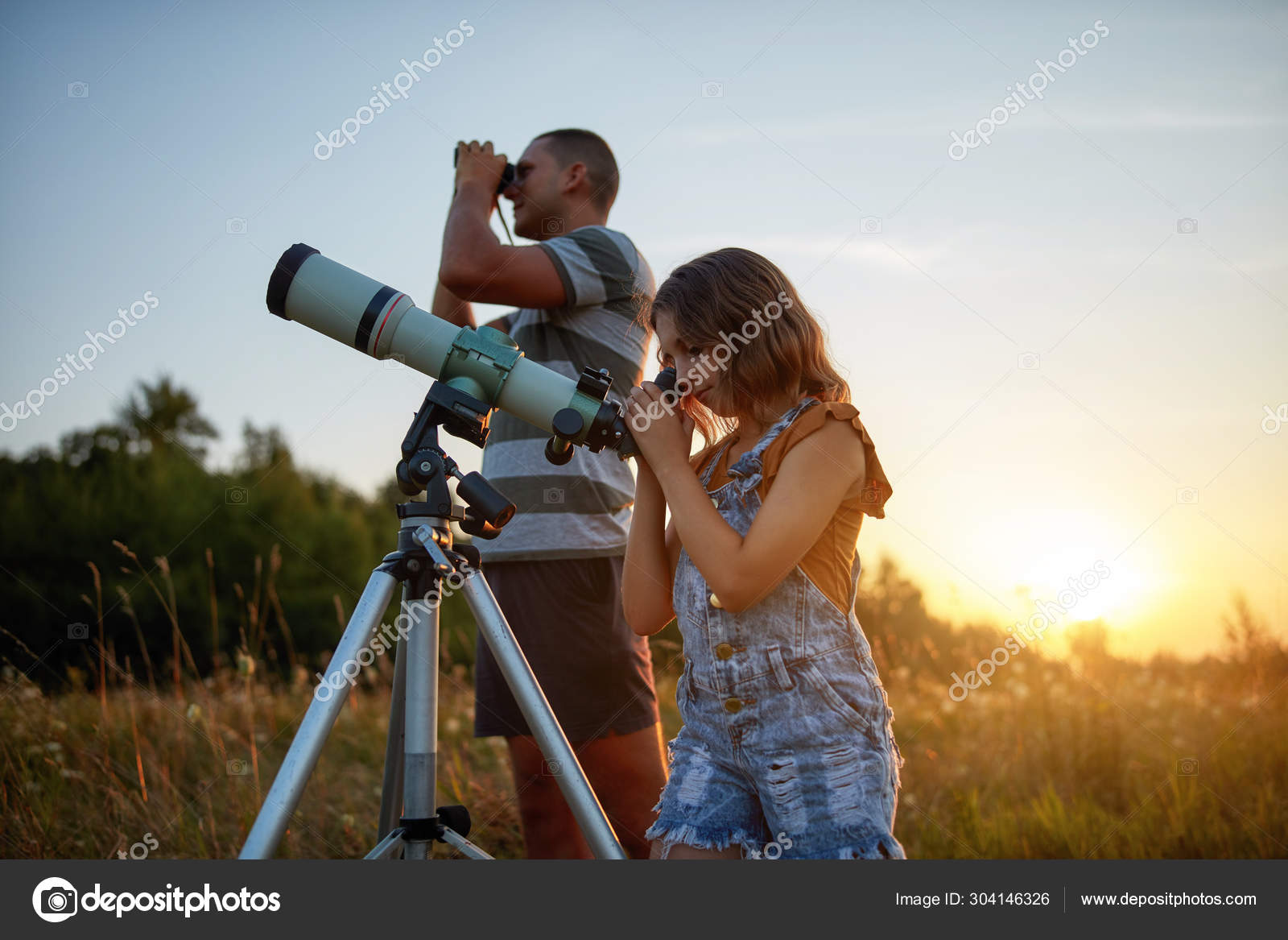 Father and daughter observing the sky with a telescope. — Stock Photo ...