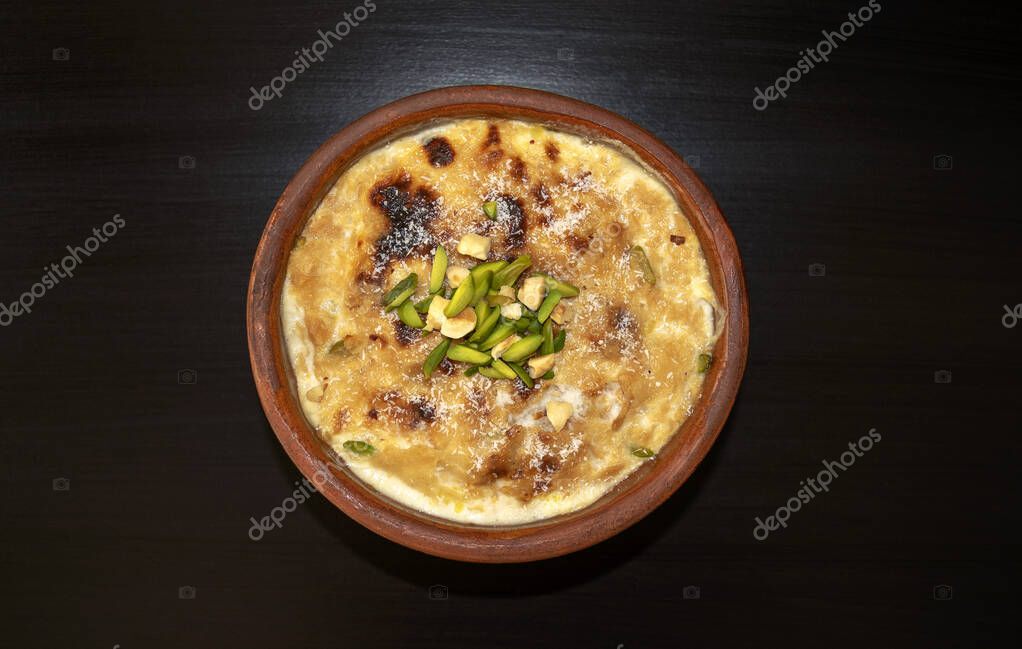 Tradicional árabe, postre oriental Om Ali. Vista superior. Pudín de pan ...