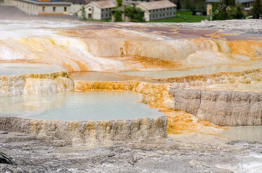 aguas termales en las fuentes termales de mamut en Wyoming en América 2023
