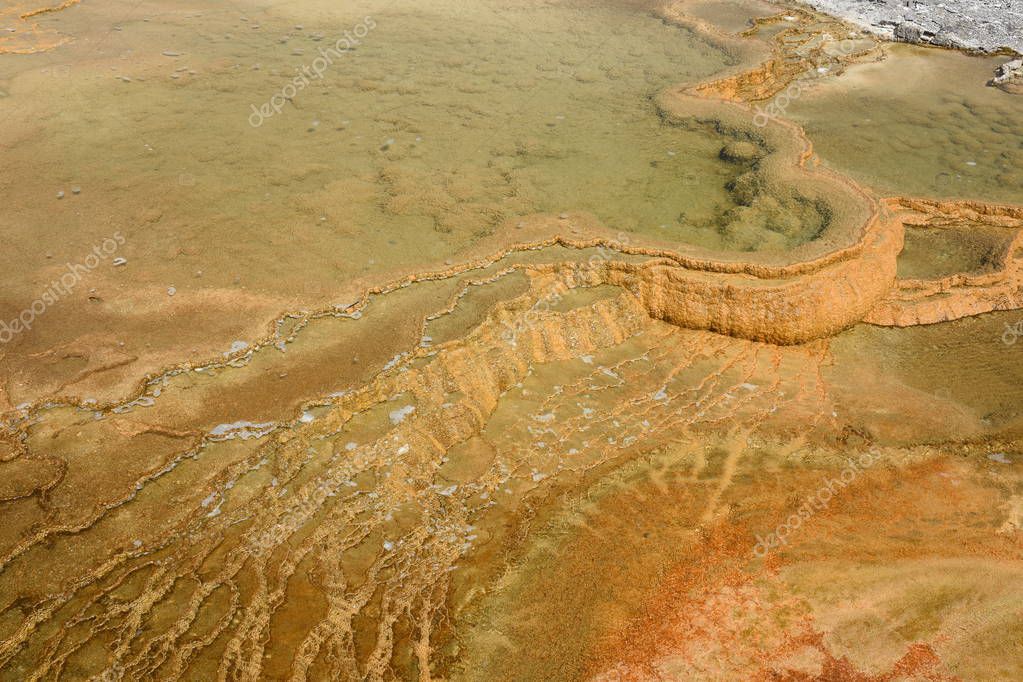 fuentes termales y formaciones de piedra caliza en las fuentes termales ...