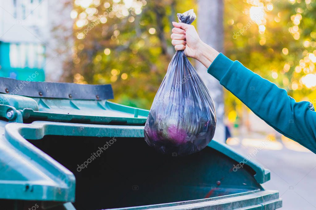 Tiran basura a un contenedor de basura. Concepto de plástico y ...