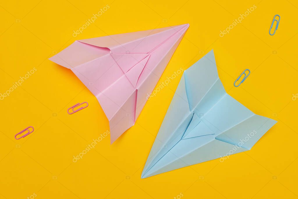 Minimalismo Dos Aviones De Papel Azul Y Rosa Con Camino Pavimentado