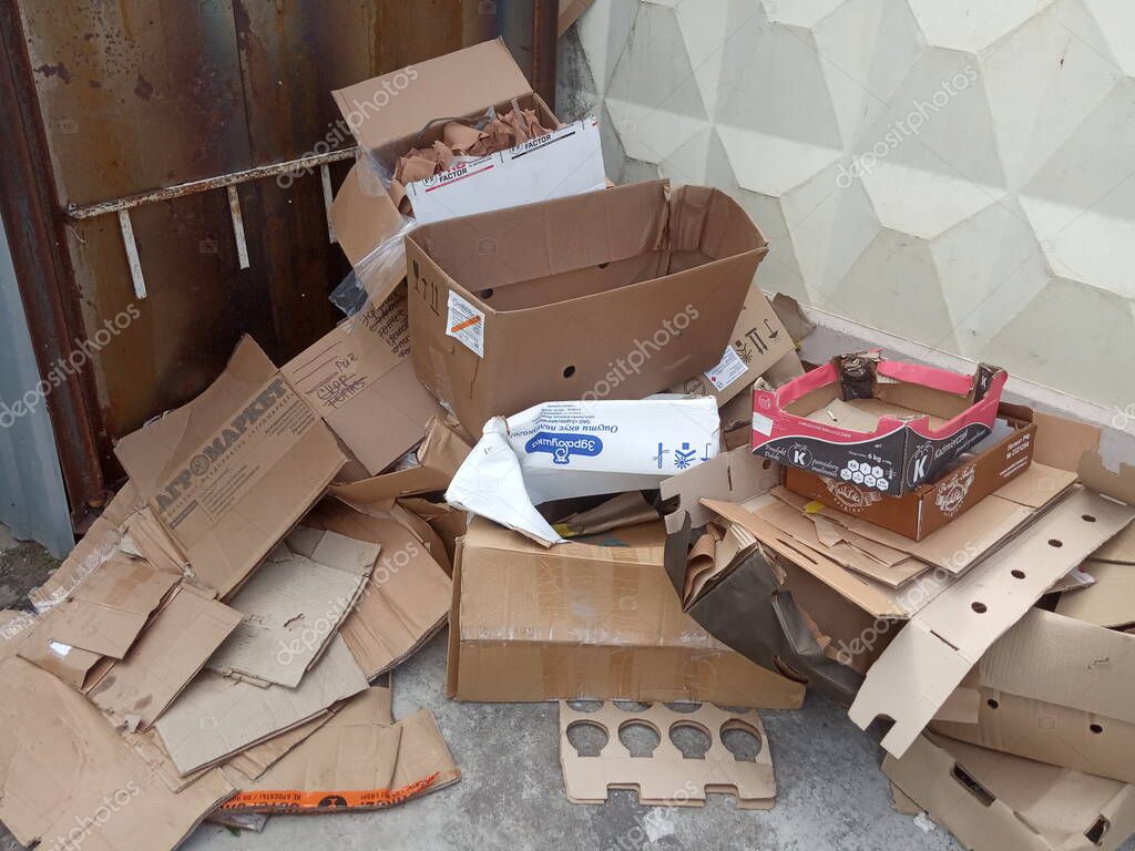 Residuos de cajas de cartón, basura, basura, vertedero, un montón de ...