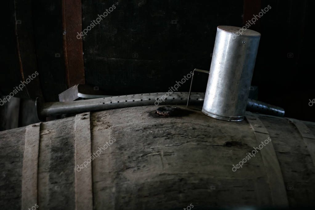 herramientas de trabajo de una bodega para extraer el jugo de la uva ...