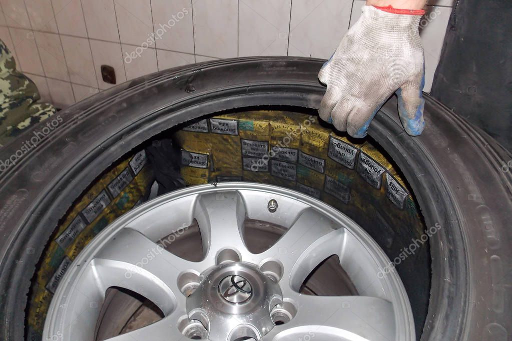 Cigarrillos de contrabando ocultos en la rueda de repuesto (neumático ...