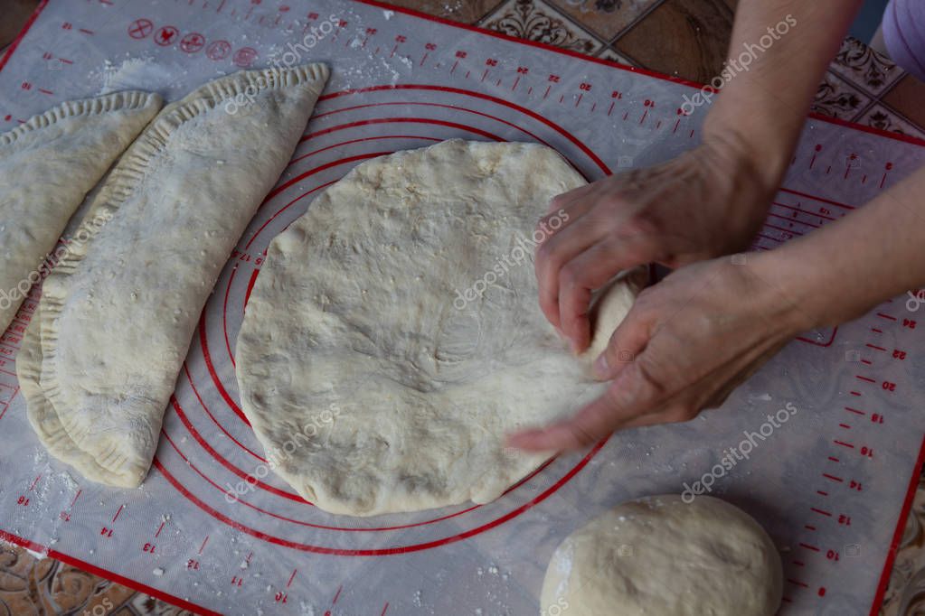 Primer plano de las manos de una mujer haciendo masa para pan casero ...