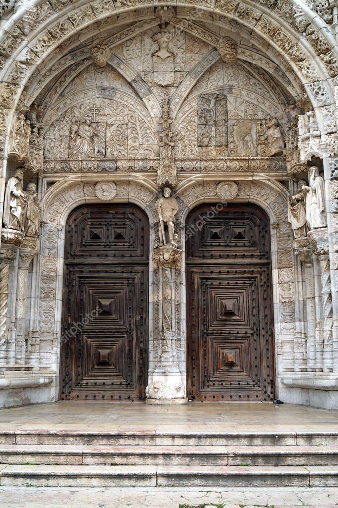 Monasterio de Jerónimos, portal principal adornado, uno de los ejemplos ...
