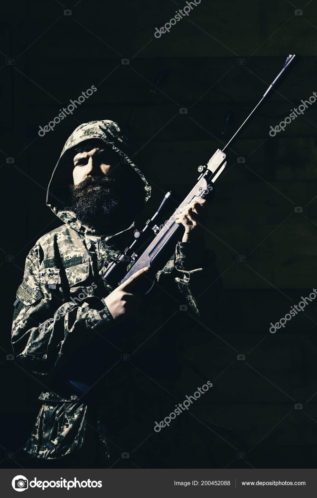 Hunter, brutal con arma prepara rifle para cazar. Concepto de cazador ...