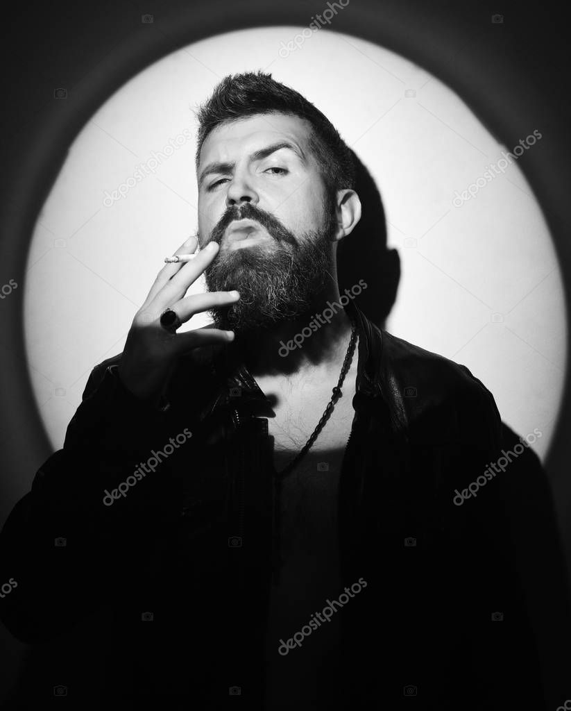 Mal hábito y concepto de adicción al tabaco. Chico con torso medio ...