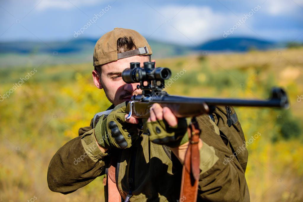 Objetivo de caza. Mirando el objetivo a través del alcance del ...