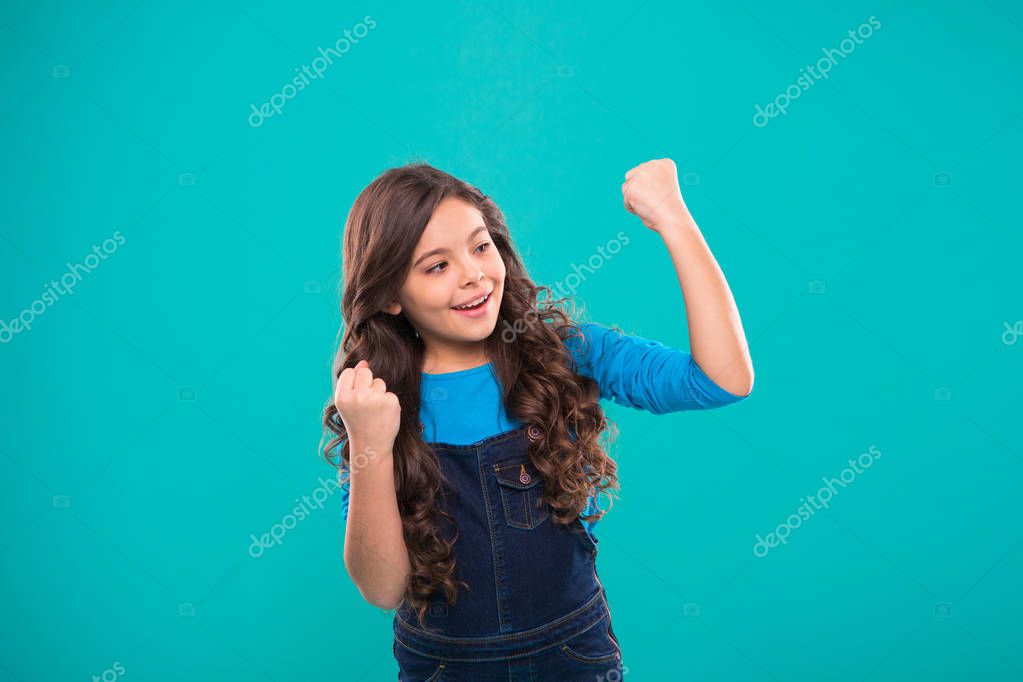 Lograr el éxito. El niño alegre celebra la victoria. Niña lindo niño ...