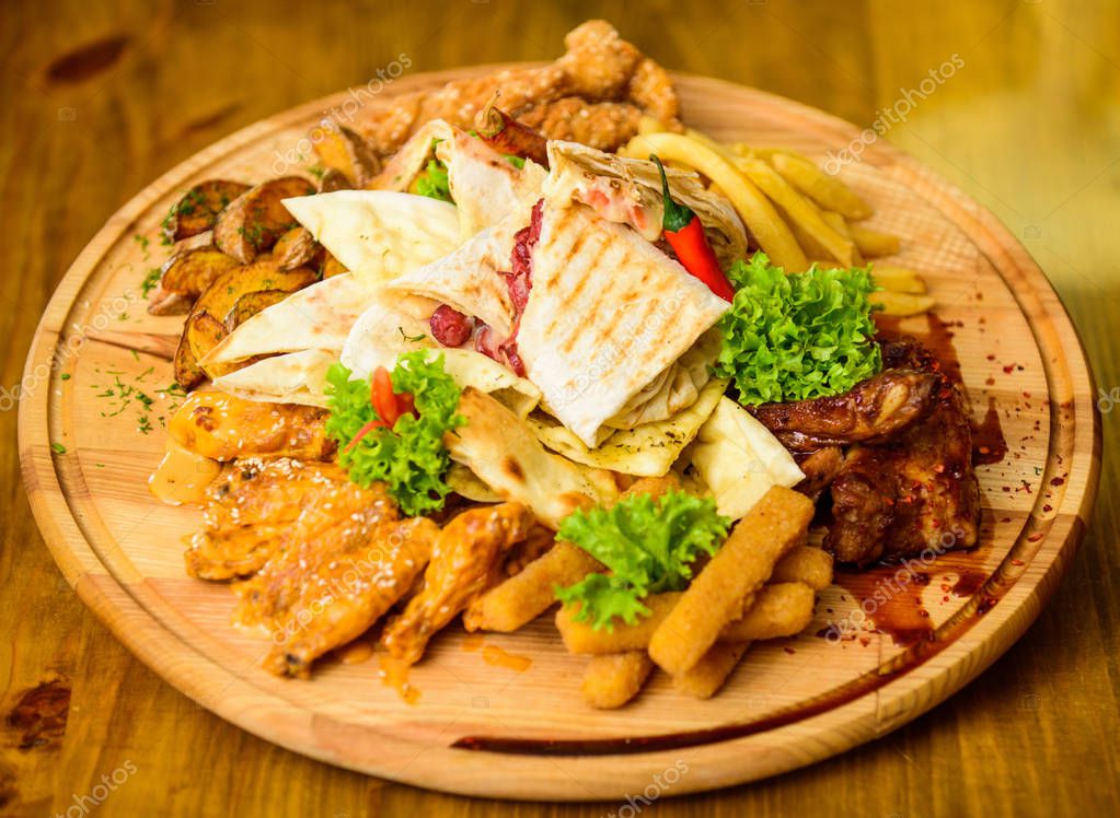 Snack de carne para amigos de grupo. Sabrosos snacks deliciosos. Comida ...