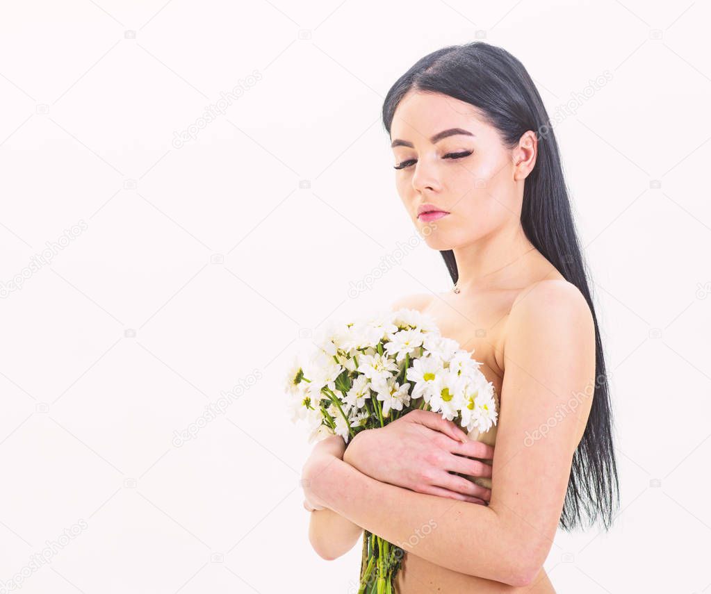 Señora cubre los pechos con flores, aislado en blanco. Mujer escondiendo sus pechos, cubre con ...