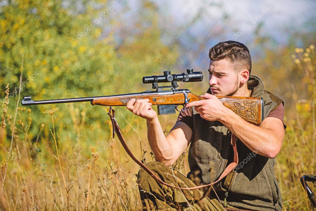 Arma de caza o rifle. Objetivo de caza. Mirando el objetivo a través ...